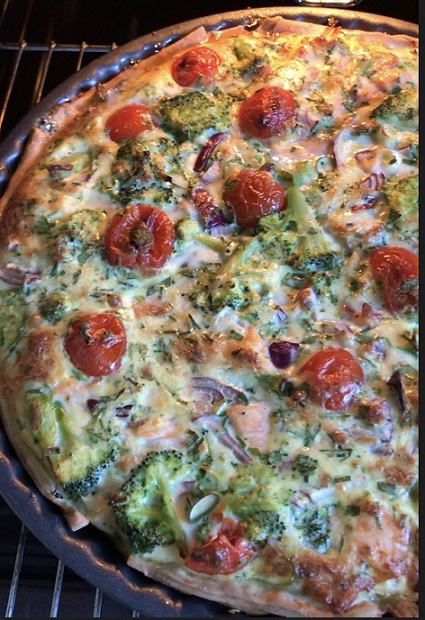 Quiche met broccoli, zalm en cherry tomaten - Sophie Glutenvrij